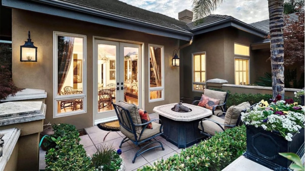 Living Room With Multiple Doors And Windows | Baci Living Room